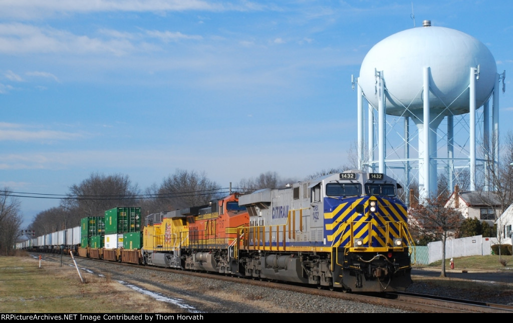 CREX 1432 is the leader on NS 212 as it heads east @ 9:32 AM
